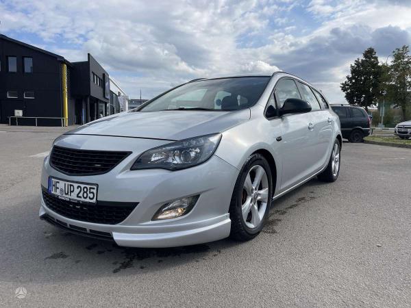 Grey Opel Astra 2011 in Siauliai, with an engine capacity of 1.69 L and mileage of 345 thousand km for 2150 €, photo 8 on AUTOMOTO.COM.LV