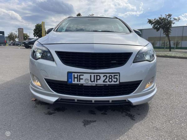 Grey Opel Astra 2011 in Siauliai, with an engine capacity of 1.69 L and mileage of 345 thousand km for 2150 €, photo 9 on AUTOMOTO.COM.LV