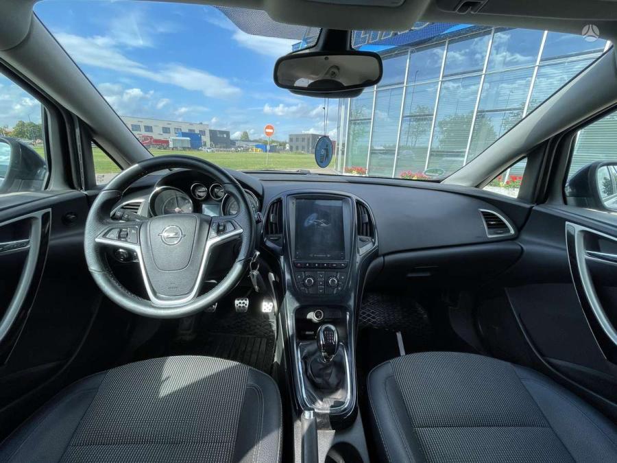 Grey Opel Astra 2011 in Siauliai, with an engine capacity of 1.69 L and mileage of 345 thousand km for 2150 €, photo 13 on AUTOMOTO.COM.LV