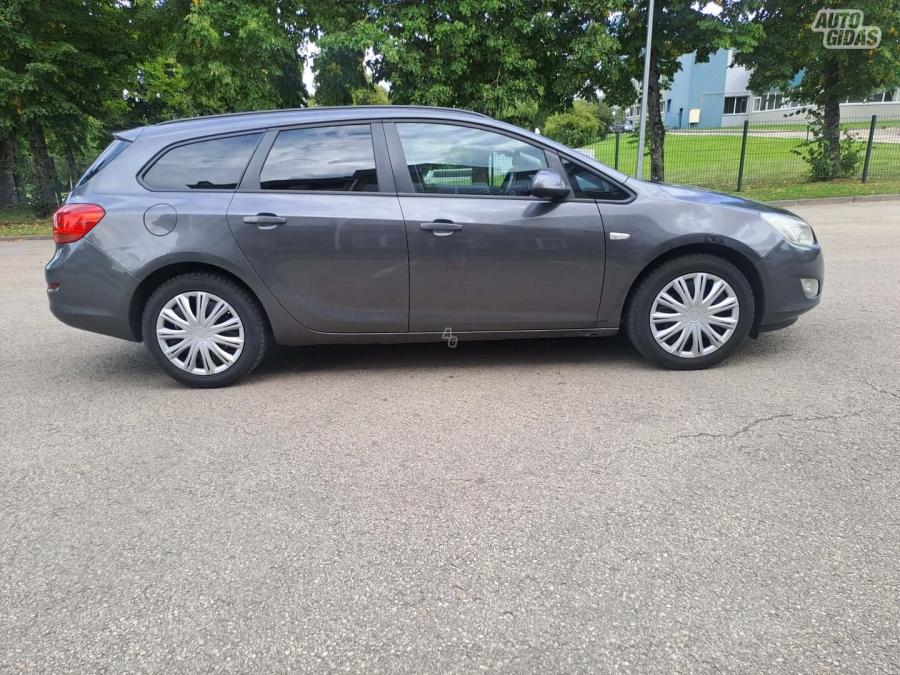 Grey Opel Astra 2011 in Telschi, with an engine capacity of 2.00 L and mileage of 300 thousand km for 1950 €, photo 9 on AUTOMOTO.COM.LV