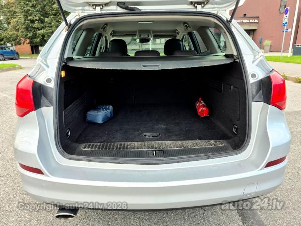 Grey Opel Astra 2011 in Tallinn, with an engine capacity of 1.40 L and mileage of 309 thousand km for 1990 €, photo 9 on AUTOMOTO.COM.LV