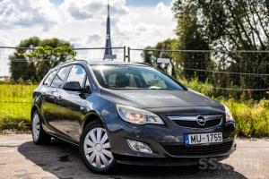 Grey Opel Astra 2011 in Riga, with an engine capacity of 1.70 L and mileage of 299 thousand km for 4290 €, photo 3 on AUTOMOTO.COM.LV