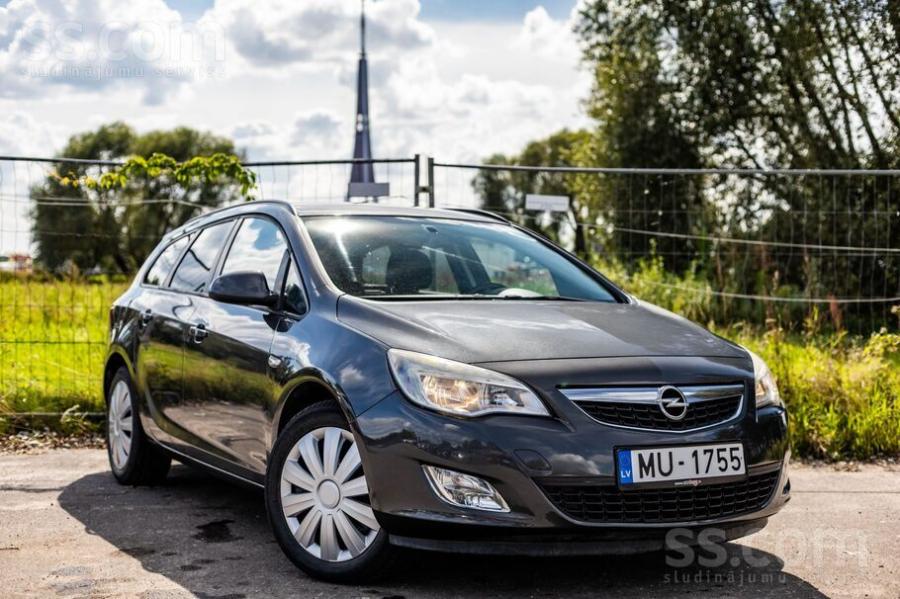 Grey Opel Astra 2011 in Riga, with an engine capacity of 1.70 L and mileage of 299 thousand km for 4290 €, photo 3 on AUTOMOTO.COM.LV