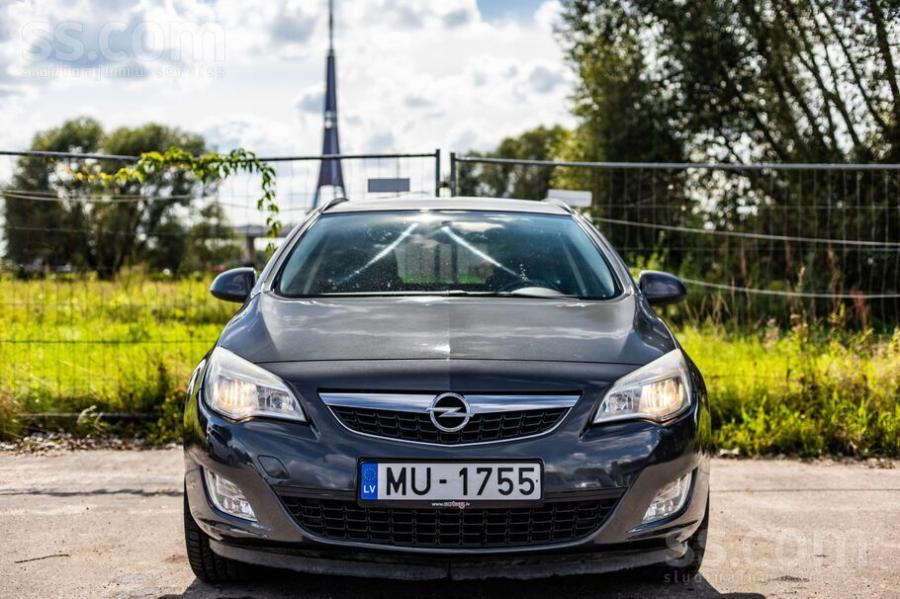 Grey Opel Astra 2011 in Riga, with an engine capacity of 1.70 L and mileage of 299 thousand km for 4290 €, photo 4 on AUTOMOTO.COM.LV