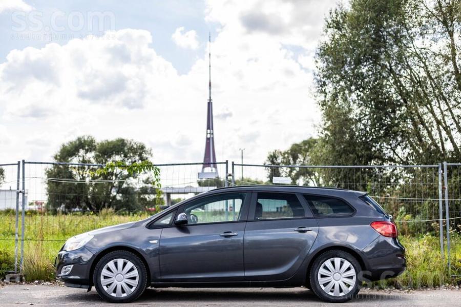 Grey Opel Astra 2011 in Riga, with an engine capacity of 1.70 L and mileage of 299 thousand km for 4290 €, photo 5 on AUTOMOTO.COM.LV