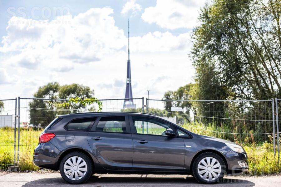 Grey Opel Astra 2011 in Riga, with an engine capacity of 1.70 L and mileage of 299 thousand km for 4290 €, photo 6 on AUTOMOTO.COM.LV