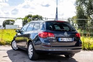 Grey Opel Astra 2011 in Riga, with an engine capacity of 1.70 L and mileage of 299 thousand km for 4290 €, photo 7 on AUTOMOTO.COM.LV