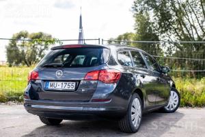 Grey Opel Astra 2011 in Riga, with an engine capacity of 1.70 L and mileage of 299 thousand km for 4290 €, photo 8 on AUTOMOTO.COM.LV