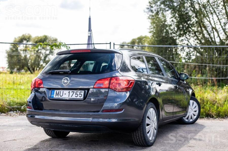 Grey Opel Astra 2011 in Riga, with an engine capacity of 1.70 L and mileage of 299 thousand km for 4290 €, photo 8 on AUTOMOTO.COM.LV