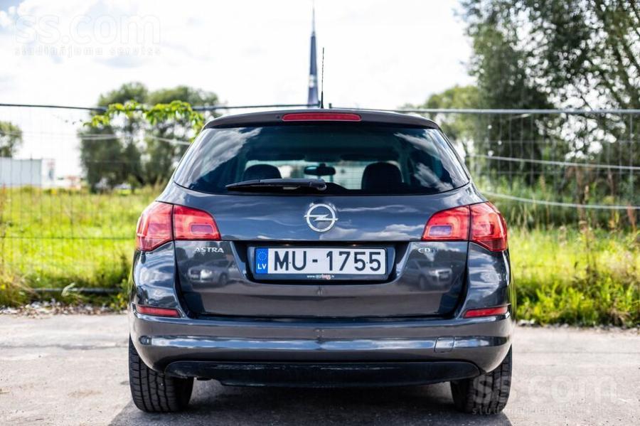 Grey Opel Astra 2011 in Riga, with an engine capacity of 1.70 L and mileage of 299 thousand km for 4290 €, photo 9 on AUTOMOTO.COM.LV