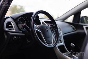 Grey Opel Astra 2011 in Riga, with an engine capacity of 1.70 L and mileage of 299 thousand km for 4290 €, photo 13 on AUTOMOTO.COM.LV