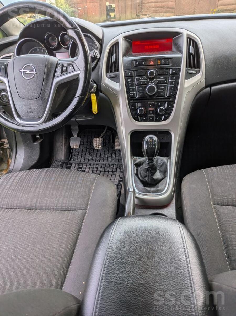 Grey Opel Astra 2011 in Jekabpils, with an engine capacity of 1.40 L and mileage of 236 thousand km for 2700 €, photo 3 on AUTOMOTO.COM.LV
