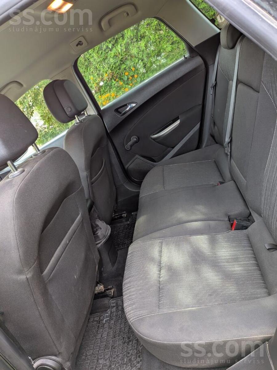 Grey Opel Astra 2011 in Jekabpils, with an engine capacity of 1.40 L and mileage of 236 thousand km for 2700 €, photo 4 on AUTOMOTO.COM.LV
