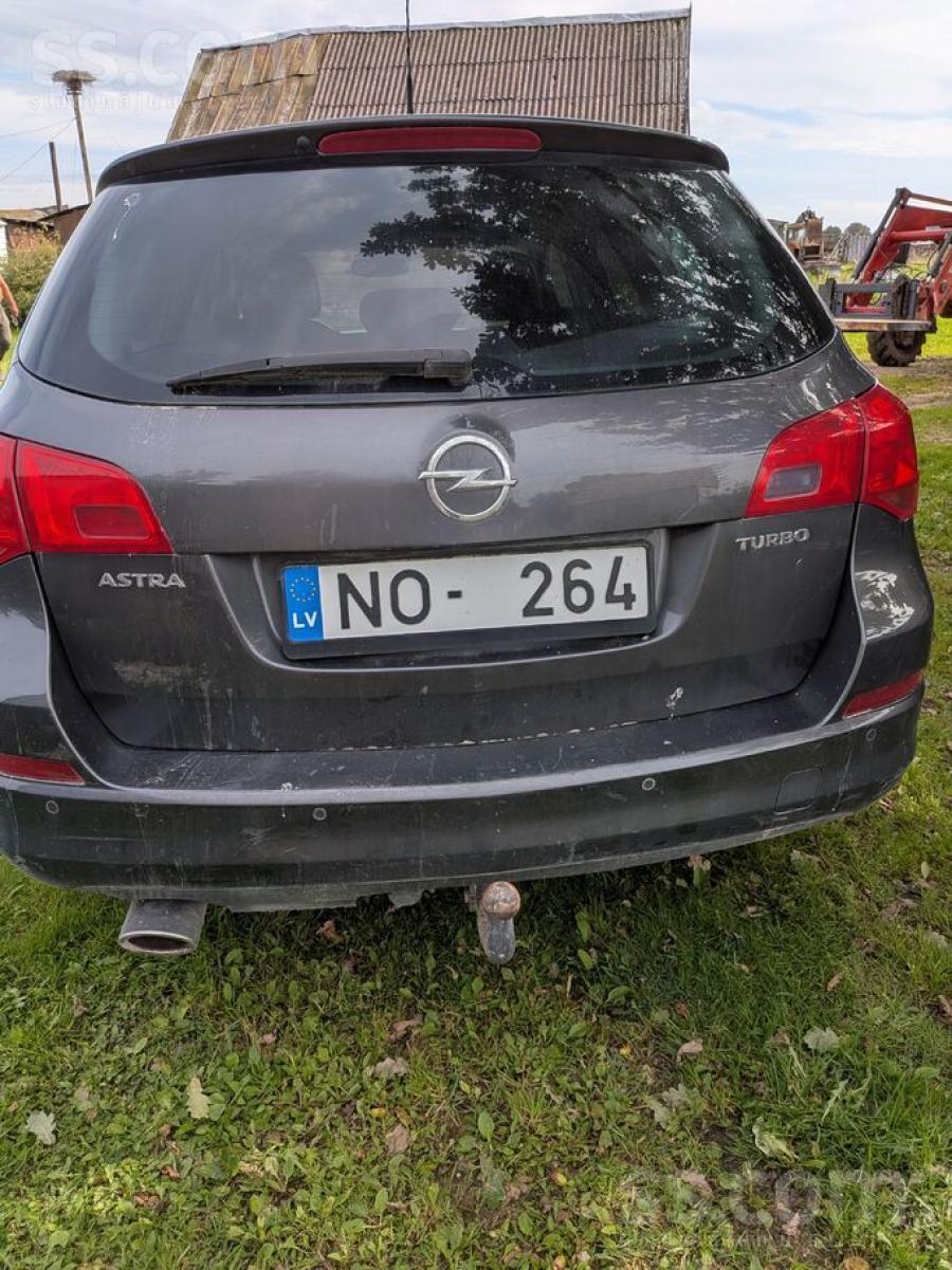 Grey Opel Astra 2011 in Jekabpils, with an engine capacity of 1.40 L and mileage of 236 thousand km for 2700 €, photo 5 on AUTOMOTO.COM.LV