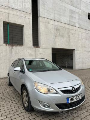 Grey Opel Astra 2011 in Jelgava, with an engine capacity of 1.70 L and mileage of 213 thousand km for 2100 €, photo  on AUTOMOTO.COM.LV
