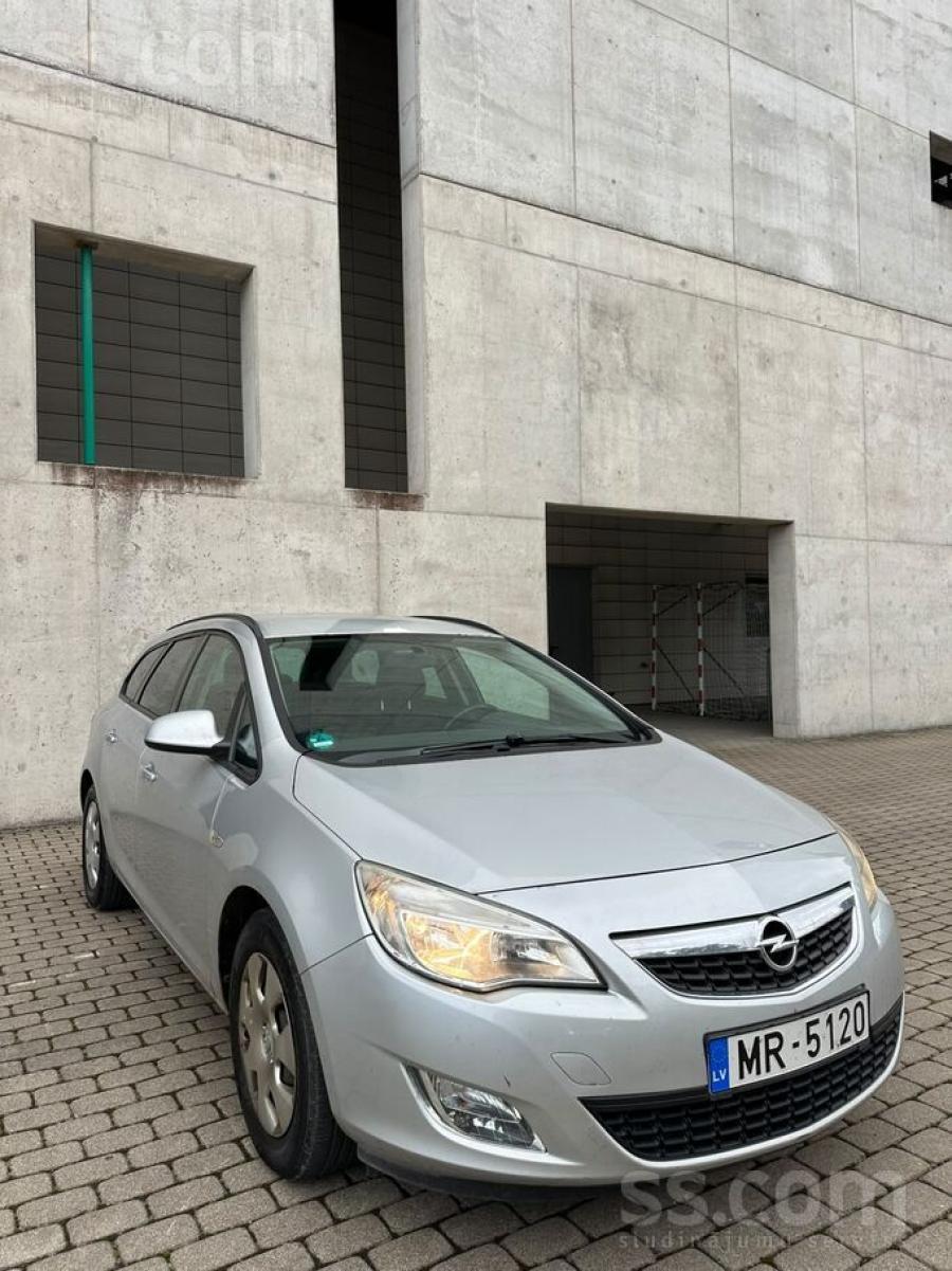 Grey Opel Astra 2011 in Jelgava, with an engine capacity of 1.70 L and mileage of 213 thousand km for 2100 €, photo 1 on AUTOMOTO.COM.LV