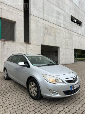 Grey Opel Astra 2011 in Jelgava, with an engine capacity of 1.70 L and mileage of 213 thousand km for 2100 €, photo 3 on AUTOMOTO.COM.LV