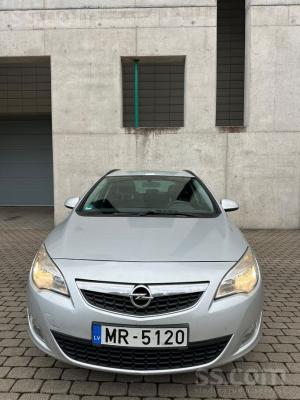 Grey Opel Astra 2011 in Jelgava, with an engine capacity of 1.70 L and mileage of 213 thousand km for 2100 €, photo 4 on AUTOMOTO.COM.LV