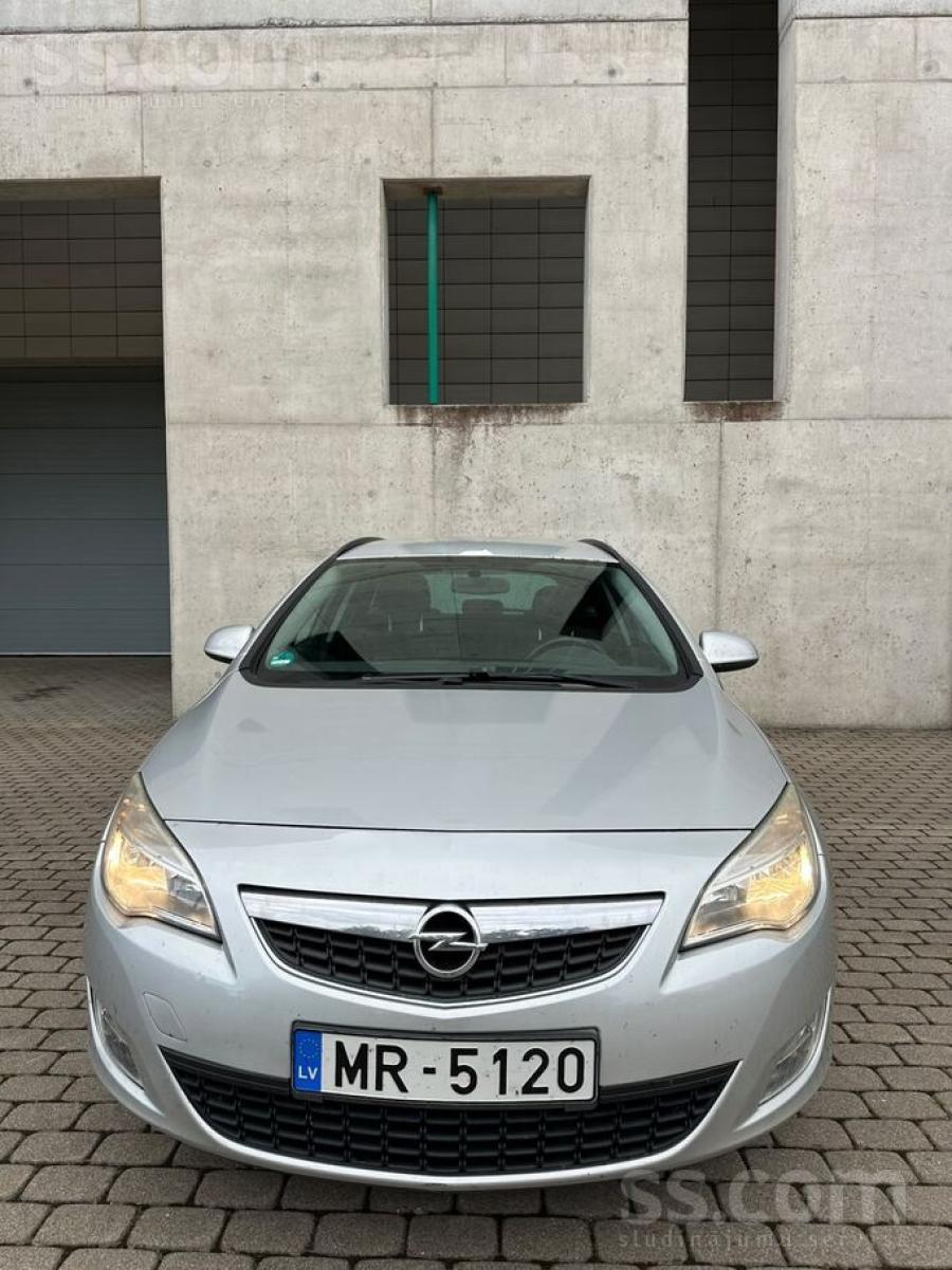 Grey Opel Astra 2011 in Jelgava, with an engine capacity of 1.70 L and mileage of 213 thousand km for 2100 €, photo 4 on AUTOMOTO.COM.LV