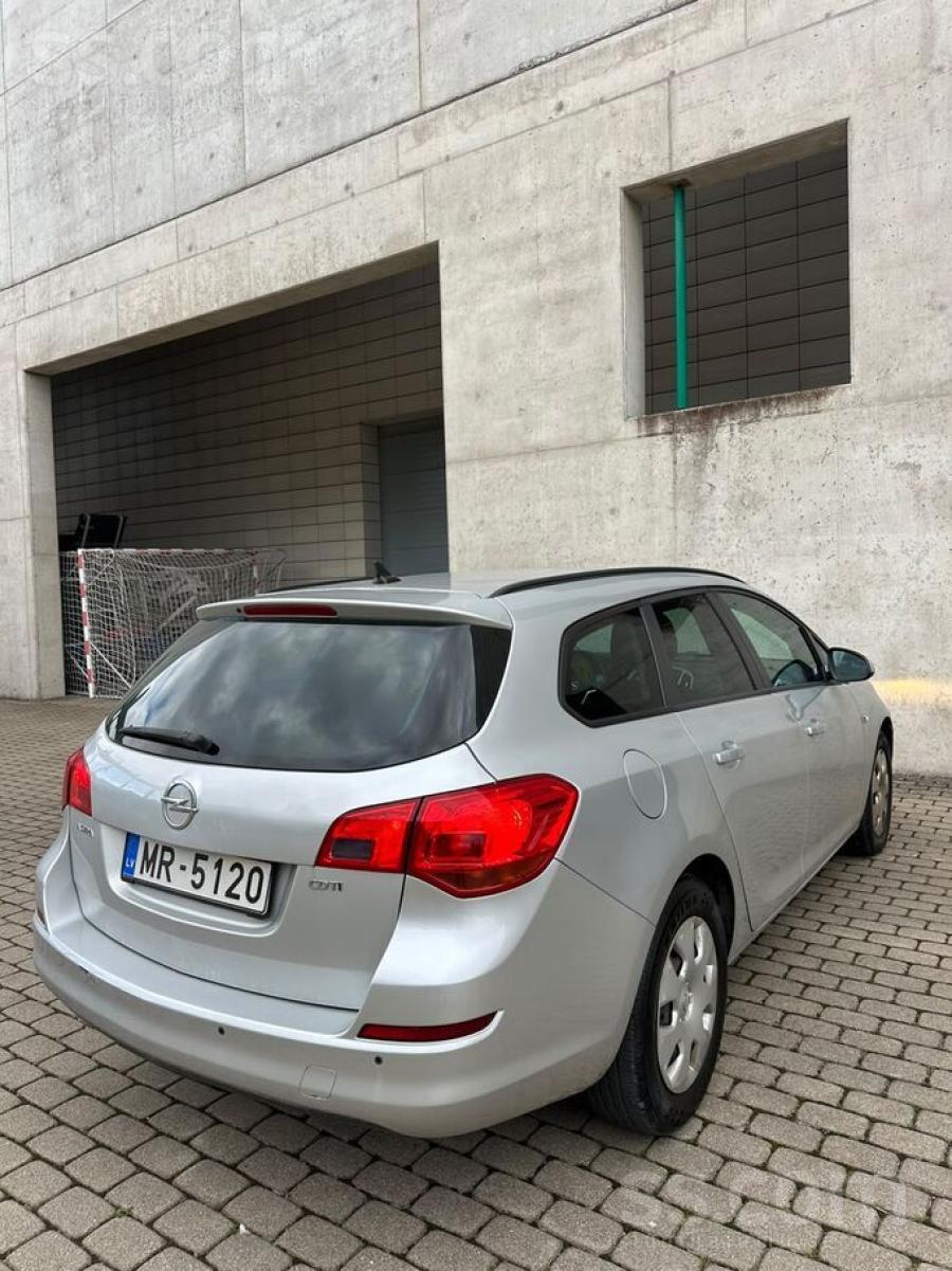 Grey Opel Astra 2011 in Jelgava, with an engine capacity of 1.70 L and mileage of 213 thousand km for 2100 €, photo 10 on AUTOMOTO.COM.LV