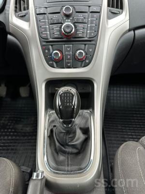 Grey Opel Astra 2011 in Jelgava, with an engine capacity of 1.70 L and mileage of 213 thousand km for 2100 €, photo 18 on AUTOMOTO.COM.LV
