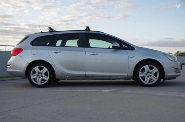 Grey Opel Astra 2011 in Vilnius, with an engine capacity of 1.69 L and mileage of 359 thousand km for 2399 €, photo 4 on AUTOMOTO.COM.LV
