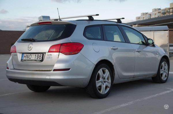 Grey Opel Astra 2011 in Vilnius, with an engine capacity of 1.69 L and mileage of 359 thousand km for 2399 €, photo 7 on AUTOMOTO.COM.LV