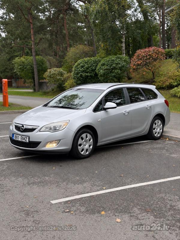 Grey Opel Astra 2011 in Tallinn, with an engine capacity of 1.70 L and mileage of 203 thousand km for 3400 €, photo 1 on AUTOMOTO.COM.LV