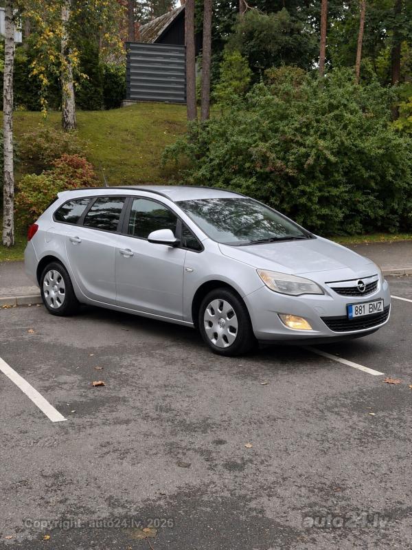 Grey Opel Astra 2011 in Tallinn, with an engine capacity of 1.70 L and mileage of 203 thousand km for 3400 €, photo 4 on AUTOMOTO.COM.LV
