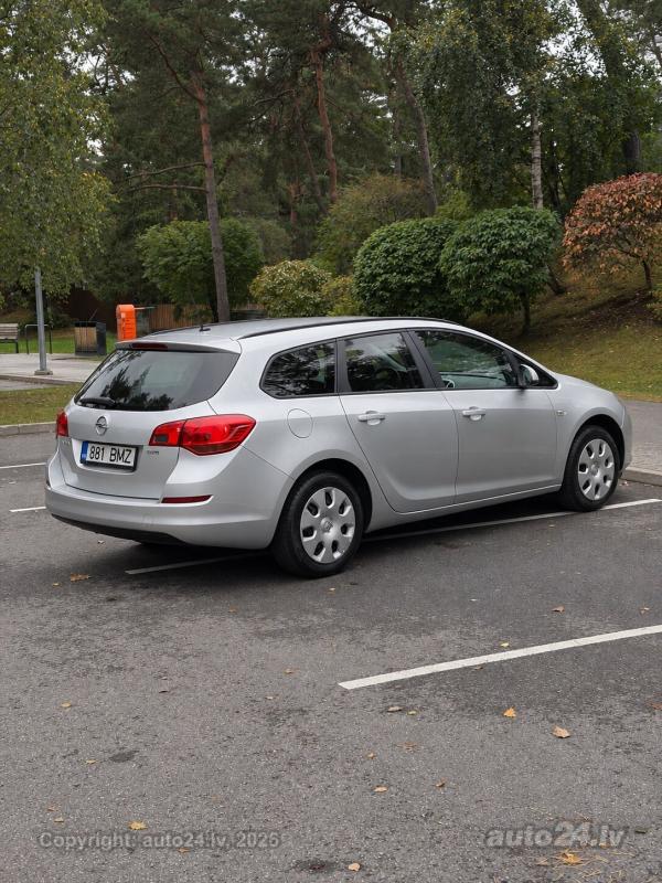 Grey Opel Astra 2011 in Tallinn, with an engine capacity of 1.70 L and mileage of 203 thousand km for 3400 €, photo 5 on AUTOMOTO.COM.LV