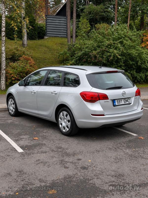 Grey Opel Astra 2011 in Tallinn, with an engine capacity of 1.70 L and mileage of 203 thousand km for 3400 €, photo 7 on AUTOMOTO.COM.LV