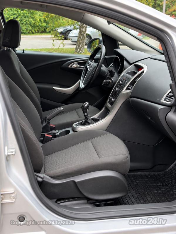 Grey Opel Astra 2011 in Tallinn, with an engine capacity of 1.70 L and mileage of 203 thousand km for 3400 €, photo 8 on AUTOMOTO.COM.LV
