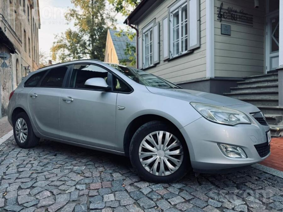 Grey Opel Astra 2011 in Cesis, with an engine capacity of 1.70 L and mileage of 0 thousand km for 2850 €, photo 3 on AUTOMOTO.COM.LV