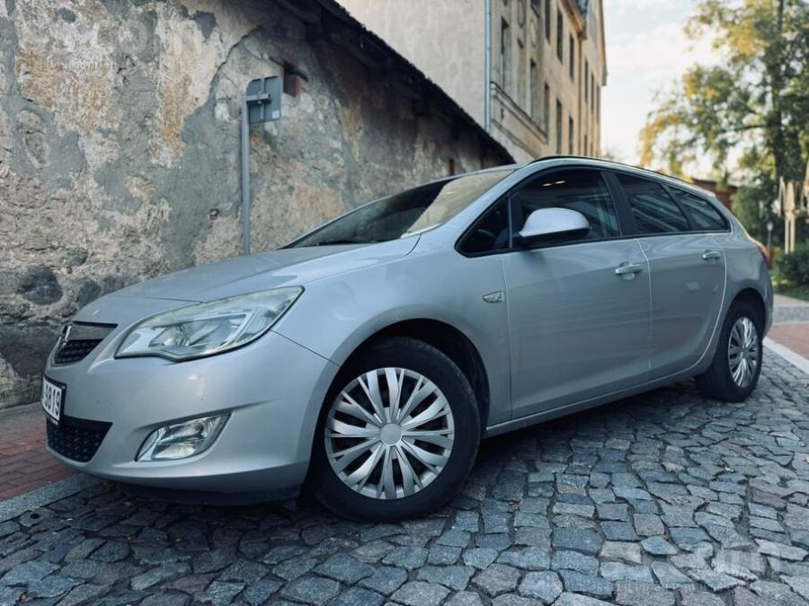 Grey Opel Astra 2011 in Cesis, with an engine capacity of 1.70 L and mileage of 0 thousand km for 2850 €, photo 5 on AUTOMOTO.COM.LV