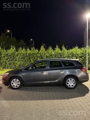 Grey Opel Astra 2011 in Riga, with an engine capacity of 2.00 L and mileage of 265 thousand km for 3800 €, photo 3 on AUTOMOTO.COM.LV