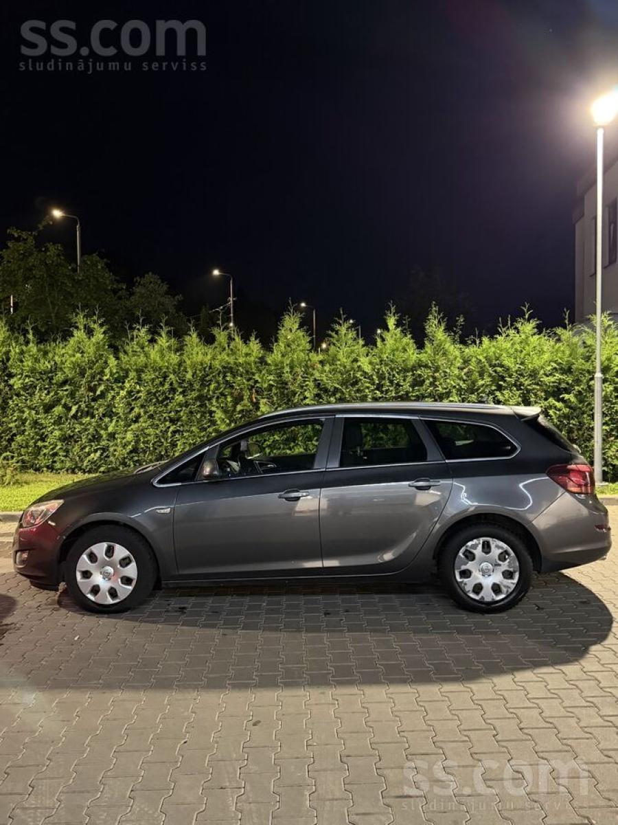 Grey Opel Astra 2011 in Riga, with an engine capacity of 2.00 L and mileage of 265 thousand km for 3800 €, photo 3 on AUTOMOTO.COM.LV