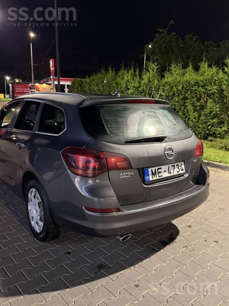 Grey Opel Astra 2011 in Riga, with an engine capacity of 2.00 L and mileage of 265 thousand km for 3800 €, photo 4 on AUTOMOTO.COM.LV