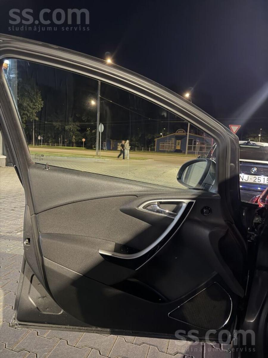 Grey Opel Astra 2011 in Riga, with an engine capacity of 2.00 L and mileage of 265 thousand km for 3800 €, photo 9 on AUTOMOTO.COM.LV