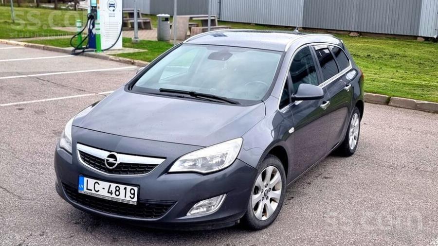 Grey Opel Astra 2011 in Cesis, with an engine capacity of 1.70 L and mileage of 501 thousand km for 1900 €, photo 1 on AUTOMOTO.COM.LV