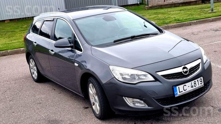 Grey Opel Astra 2011 in Cesis, with an engine capacity of 1.70 L and mileage of 501 thousand km for 1900 €, photo 4 on AUTOMOTO.COM.LV