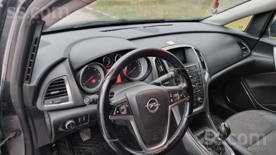 Grey Opel Astra 2011 in Cesis, with an engine capacity of 1.70 L and mileage of 501 thousand km for 1900 €, photo 16 on AUTOMOTO.COM.LV
