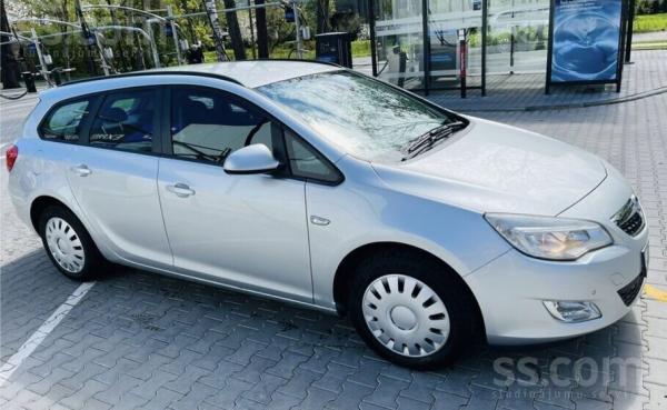 Grey Opel Astra 2012 in Riga, with an engine capacity of 1.70 L and mileage of 243 thousand km for 700 €, photo 1 on AUTOMOTO.COM.LV