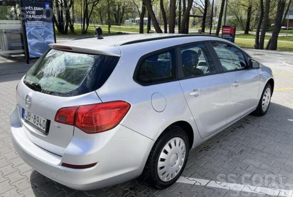 Grey Opel Astra 2012 in Riga, with an engine capacity of 1.70 L and mileage of 243 thousand km for 700 €, photo 4 on AUTOMOTO.COM.LV