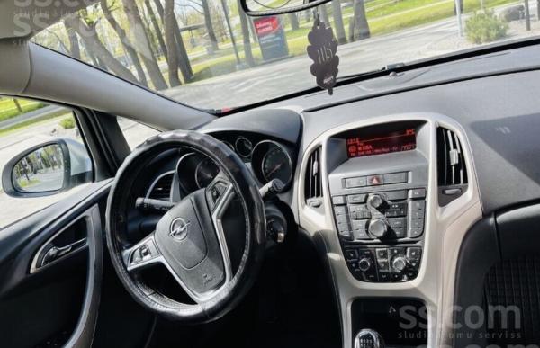 Grey Opel Astra 2012 in Riga, with an engine capacity of 1.70 L and mileage of 243 thousand km for 700 €, photo 5 on AUTOMOTO.COM.LV