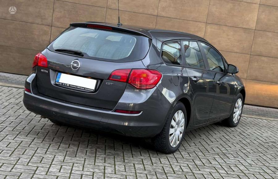 Grey Opel Astra 2012 in Klaipeda, with an engine capacity of 1.69 L and mileage of 250 thousand km for 2500 €, photo 4 on AUTOMOTO.COM.LV