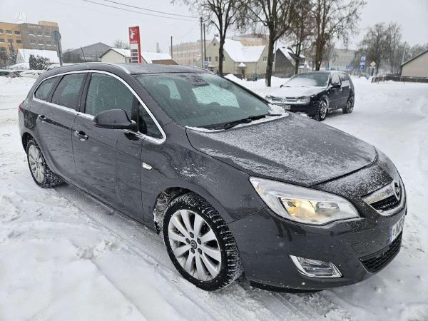 Grey Opel Astra 2012 in Siauliai, with an engine capacity of 1.69 L and mileage of 255 thousand km for 2550 €, photo 2 on AUTOMOTO.COM.LV