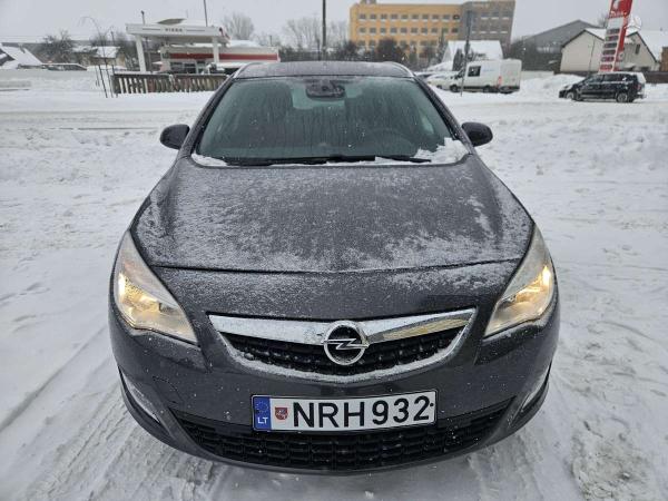 Grey Opel Astra 2012 in Siauliai, with an engine capacity of 1.69 L and mileage of 255 thousand km for 2550 €, photo 4 on AUTOMOTO.COM.LV