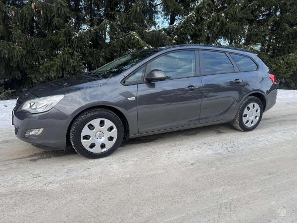 Grey Opel Astra 2012 in Alytus, with an engine capacity of 1.40 L and mileage of 212 thousand km for 3450 €, photo 4 on AUTOMOTO.COM.LV