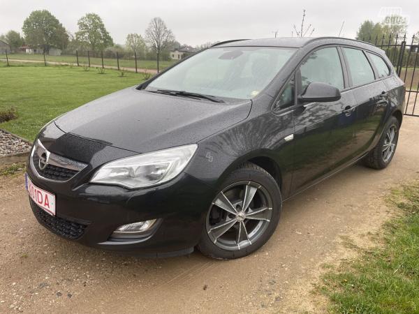 Grey Opel Astra 2012 in Sakiai, with an engine capacity of 1.70 L and mileage of 218 thousand km for 2650 €, photo 2 on AUTOMOTO.COM.LV