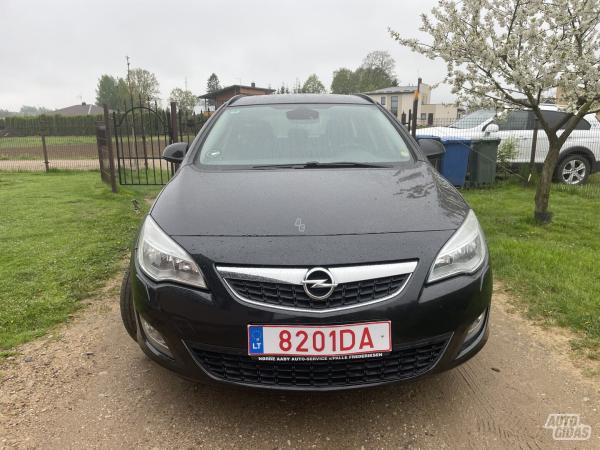Grey Opel Astra 2012 in Sakiai, with an engine capacity of 1.70 L and mileage of 218 thousand km for 2650 €, photo 4 on AUTOMOTO.COM.LV